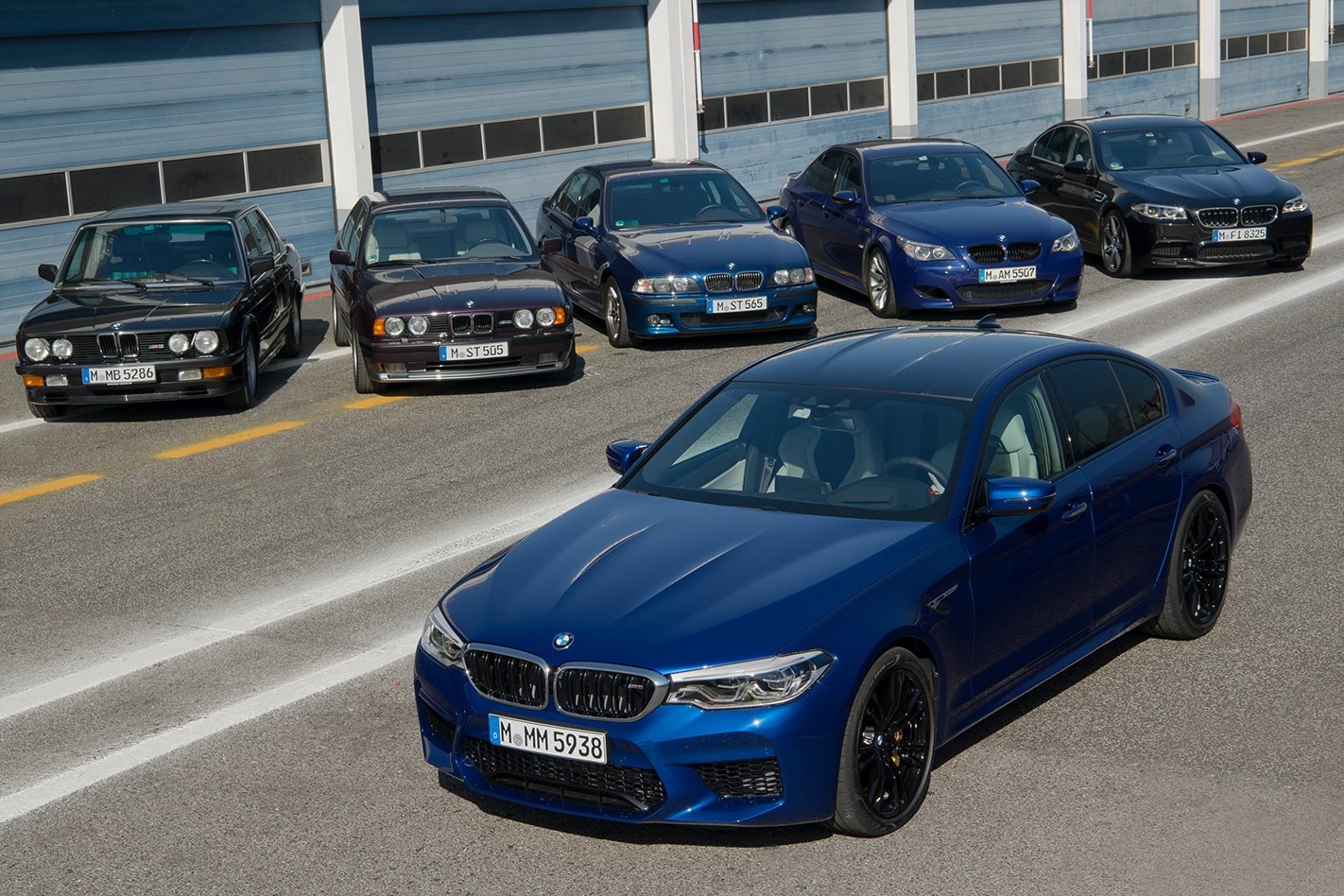 Video: BMW M5 Competition and E63 AMG S Race in Typical Russian Style